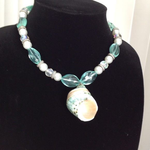 Jewelry | Vintage Clear Green Acrylic With Green Shell Neckl | Poshmark